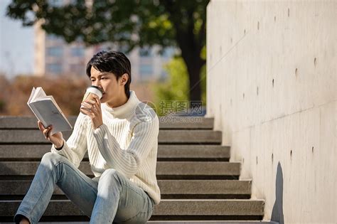 坐在楼梯上看书的青年男性高清图片下载 正版图片501542409 摄图网