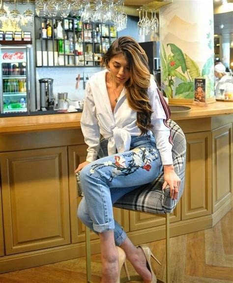 Луки как носить рубашку с джинсами девушке 40 фото