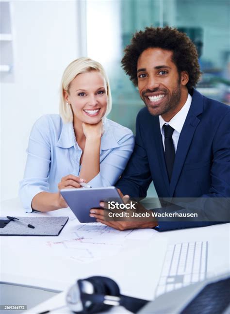 사무실 태블릿 및 도시 계획 프로젝트 및 온라인 디자인을 위한 행복한 사업가의 초상화 기업 건축 그리고 팀워크 회의 및 청사진을 위한 디지털 기술에 대한 남성과 여성 2명에