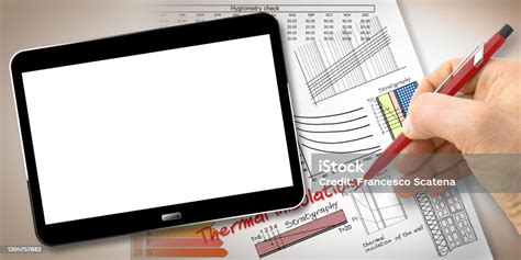 단열 및 건물 에너지 효율에 대한 수식 및 다이어그램 작성 엔지니어 복사 공간을 위한 빈 페이지가 있는 디지털 태블릿의 3d