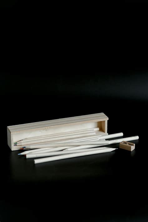 검은색 배경 공급 조직 공부 필수품 공부용품 공예 용품 교육 자료 그림 도구 나무 상자 나무 연필 케이스 디자인 도구 목조 문구 미니멀리스트 디자인