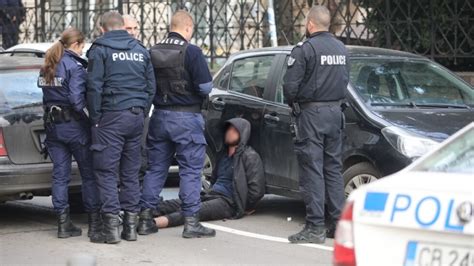 Арестуваха двама след гонка в центъра на София снимки