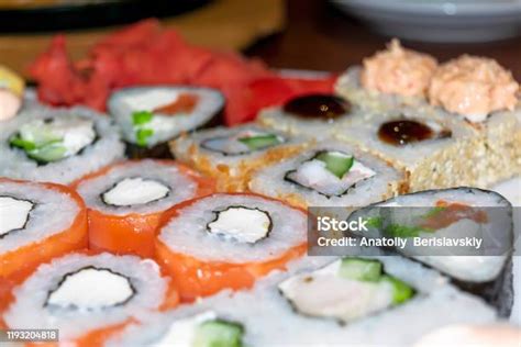 초밥과 롤의 큰 세트의 상단 보기 롤과 초밥의 다른 종류와 큰 요리 0명에 대한 스톡 사진 및 기타 이미지 0명 군함마키 그릇 Istock