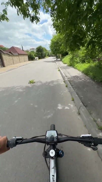 Ездит на велосипеде и что то рассказывает 😂 Youtube