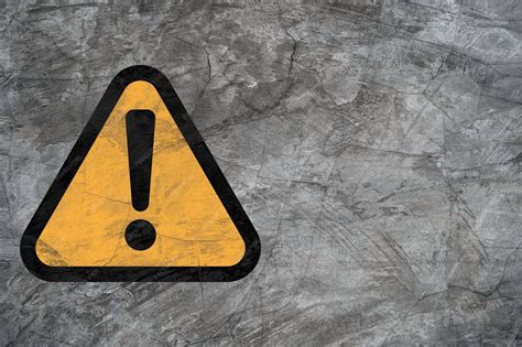 알림 오류 및 유지 관리 개념을 위해 벽 질감 배경에 노란색 느낌표 주의 기호 또는 경고 기호 인쇄 화면 프리미엄 사진