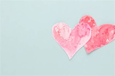 파스텔 배경을 착용하고 하트 모양의 종이를 잘라냅니다 개념에 대한 스톡 사진 및 기타 이미지 개념 개념과 주제 공예