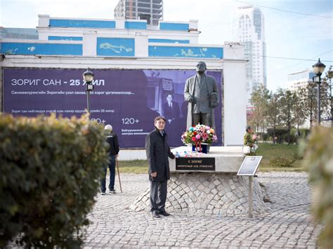 С Зориг агсны ах С Баяраа Олон түмэн очиж хүндэтгэл үзүүлдэг дүүгийн маань хөшөө 26 жил