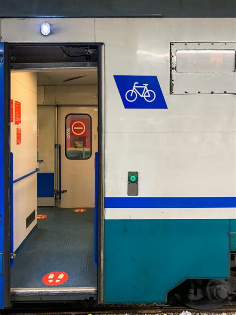 금속 손잡이 기차 기차 여행 기차를 타다 녹색 손잡이 대중 교통 대중 교통 시스템 대중교통 대중교통 차량 도시 교통 도시 이동성 도시 지하철 도시 통근