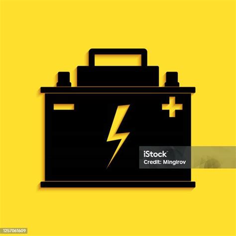 노란색 배경에 격리 된 검은 자동차 배터리 아이콘 어큐뮬레이터 배터리 에너지 전력 및 전기 축적기 배터리 번개 볼트 기호 긴