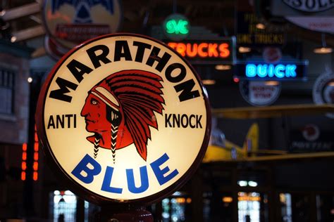 무료 이미지 밤 기호 푸른 간판 네온 사인 마라톤 유산 공원 점 Sonydslra580 가솔린 알칼리성 가스 펌프 가솔린 펌프 옥수수 인도의 깃털