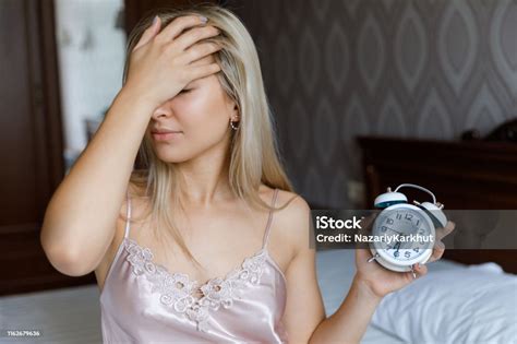 아름 다운 젊은 여자는 손 라이프 스타일 개념을 들고 아침 짜증 알람 시계에 일어나 소녀는 아침에 깨어난다 가정의 방에 대한