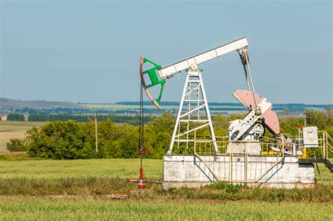 오일 펌프입니다 오일 산업 장비입니다 오일 펌프 잭 필터링 된 그림입니다 석유와 가스 산업입니다 오일 펌프 잭 석유 분야에의