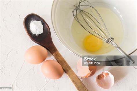 거품기로 컵에 깨진 달걀 1개와 껍질이 달린 계란 통 두 개와 베이킹 파우더가 있는 나무 숟가락 거품기에 대한 스톡 사진 및 기타 이미지 Istock