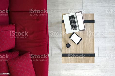 흰색 화면이있는 노트북 컴퓨터와 태블릿은 커피 한 잔과 함께 테이블 위에 남겨졌습니다 거실의 아침 분위기 0명에 대한 스톡 사진 및 기타 이미지 Istock
