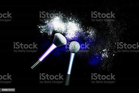 검은 색 배경에 반짝이 먼지를 유출 분말 메이크업 브러시 가루눈에 대한 스톡 사진 및 기타 이미지 가루눈 개념 개념과 주제 Istock