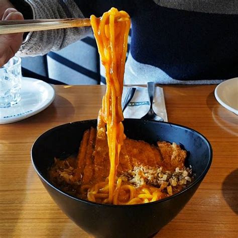 카츄마마 토마토카레누들 의 3가지 매력💙 1 면을 호로록~ 2 돈까스를 냠냠 3 면과 함께