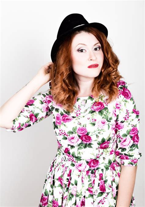 Junge Stilvolle Rothaarige Frau Mit Dem Gelockten Haar Und Hübschem