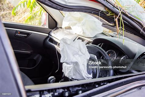 자동차 사고로 폭발 트윈 에어백 자동차 충돌에 어 가방 에어백 작업 교통사고 충돌 사고에 대한 스톡 사진 및 기타 이미지