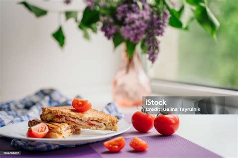 봄 또는 여름 아침 식사 부엌의 흰색 접시에 햄 치즈를 토스트 음식의 아름다운 서빙 테이블에 신선한 라일락 꽃 체리 토마토 맛있는 조리법 정물 0명에 대한 스톡 사진 및