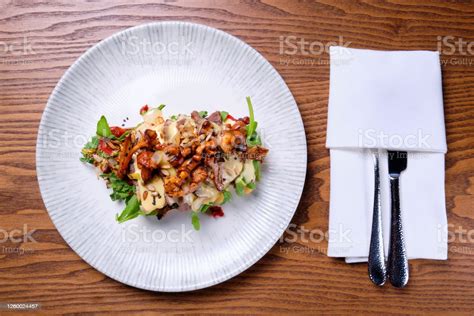 나무 테이블에 흰색 접시에 구운 쇠고기와 살구와 브루슈타 0명에 대한 스톡 사진 및 기타 이미지 0명 고기 구이 Istock