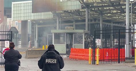 Dvb အမေရိကန်နှင့် ကနေဒါကို ဆက်သွယ်ထားသည့် ရိန်းဘိုးတံတား၌ ယာဉ် ၁ စီး