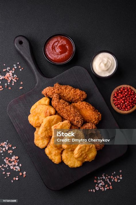 어두운 콘크리트 배경에 소금과 향신료를 곁들인 맛있는 바삭한 치킨 너겟 가금류에 대한 스톡 사진 및 기타 이미지 가금류 갈색 건강에 좋지 않은 음식 Istock