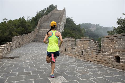 산 꼭대기에 있는 만리장성에서 달리기 여자 트레일 러너 만리장성 중국 북부에 대한 스톡 사진 및 기타 이미지 만리장성 중국 북부 건강한 생활방식 결심 Istock
