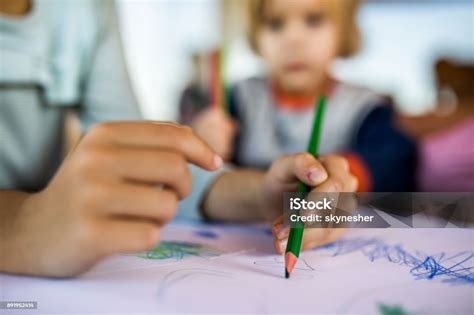 인식할 수 없는 소녀는 종이에 색연필으로 그림 닫습니다 그리기에 대한 스톡 사진 및 기타 이미지 그리기 놀이 단순하게 살기 Istock