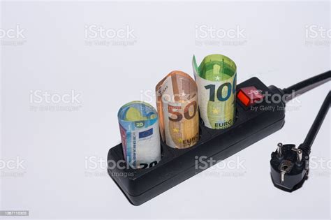 에너지 소비와 전기 가격 상승 3 유로 지폐 전원 스트립 오른쪽 상단 보기 가정 난방에 대한 스톡 사진 및 기타 이미지 가정