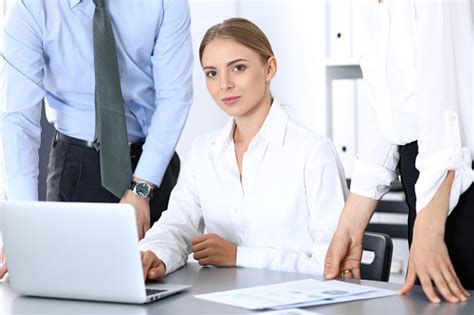 사무실에서 랩톱 컴퓨터를 사용 하는 사업 사람들의 그룹입니다 회 및 팀워크 개념입니다 개념에 대한 스톡 사진 및 기타 이미지 개념 개념과 주제 경영자 Istock