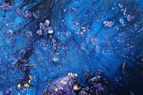 럭셔리 추상 배경 액체 예술 황금 페인트 줄무늬가 있는 파란색 알코올 잉크 물 표면 대리석 질감 프리미엄 사진