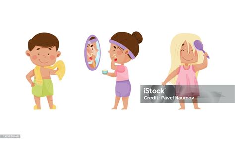 귀여운 행복한 아이 매일 루틴 세트 어린 소녀와 소년 닦아 와 수건 얼굴에 크림을 적용하고 머리 만화 벡터 일러스트를 빗질 개체 그룹에 대한 스톡 벡터 아트 및 기타 이미지