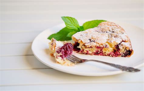 신선한 레드 라즈베리와 블랙 뽕나무가 있는 홈메이드 심플 파이 피스 여름 베리 디저트 측면 보기 클로즈업 여름에 대한 스톡 사진 및 기타 이미지 Istock