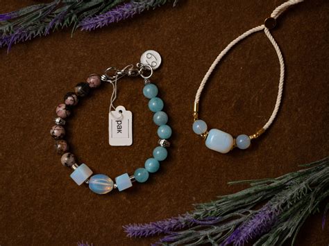 갈색 배경 공예 독창성 독특한 두 개의 팔찌 디자인 따뜻한 음색 라벤더 로프 팔찌 보라색 액센트 보석 보석 팔찌 부티크 비즈 비즈가 달린 선물