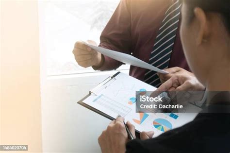 비즈니스 사람들 회의 디자인 아이디어 전문 투자자 프로젝트를 새로운 시작 일 개념입니다 사무실에서 계획 하는 사업 2명에 대한 스톡 사진 및 기타 이미지 Istock