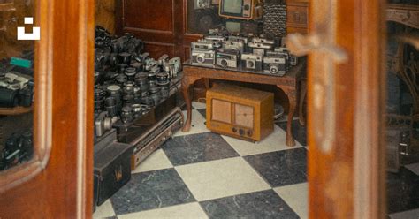 다양한 종류의 물건으로 가득 찬 방 사진 Unsplash의 무료 탕 헤 르 이미지