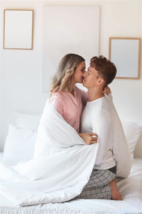 夫妻 爱 快乐 接吻 女朋友 幸福 室内 情侣 微笑 男朋友 拥抱 两性关系 男性 女性 家 女士 男人 卧室 亲密 高图网 免费无版权高清图片下载