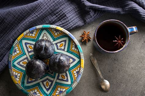 레몬과 자두가 있는 정통 접시 홍차 상단 보기 사진이있는 파란색 세라믹 컵 푸른 색의 정물 0명에 대한 스톡 사진 및 기타 이미지 Istock