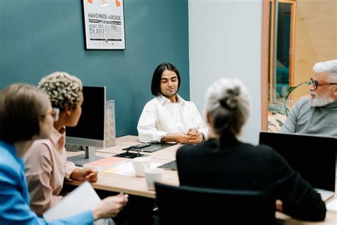 검은 셔츠에 여자 옆에 앉아 흰색 긴 소매 셔츠에 여자 · 무료 스톡 사진
