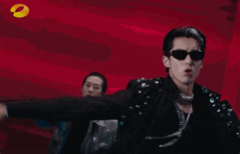 秦霄贤、王鹤棣搭配丁程鑫，个个都红得发紫，但磨出了团魂！你好，星期六丁程鑫檀健次新浪新闻