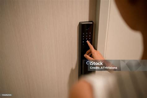 집에서 도어 룸의 잠금을 해제하기 위해 전자 액세스 제어에서 암호를 누르는 여자 자물쇠에 대한 스톡 사진 및 기타 이미지 자물쇠 도어 체인 디지털 화면 Istock