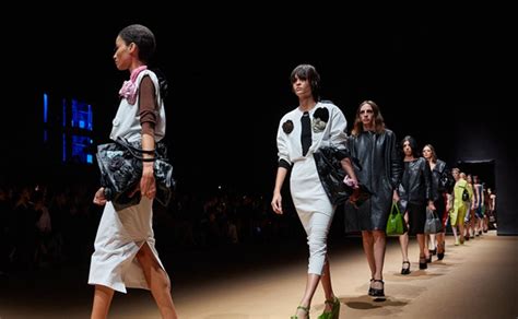 [패션엔] [리뷰] 대담하고 현대적인 여성성 2023 S S 프라다 컬렉션