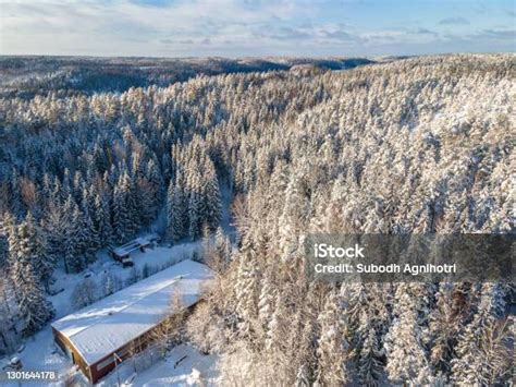 핀란드의 숲 얼어붙은 호수 및 도로가있는 눈 겨울 산악 풍경의 공중 최고 전망 0명에 대한 스톡 사진 및 기타 이미지 0명