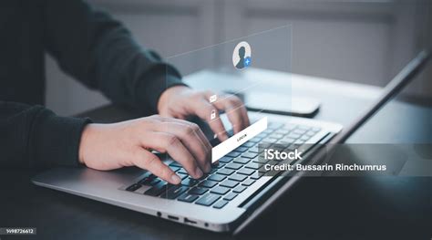 사이버 보안 및 보안 암호 로그인 온라인 개념 소셜 미디어의 사용자 이름과 암호를 입력하고 입력하는 손 스마트 폰으로 온라인 은행 계좌에 로그인 데이터 보호 해커 Brand