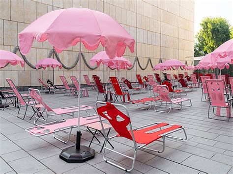 Голые люди загорают в саду музея искусств Тель Авива инсталляция 24 07 2024 11 33 Newsru