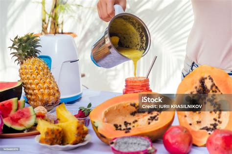 여름 발코니에서 스무디와 짚으로 블렌더 주스 유리 항아리를 블렌딩하는 라이프 스타일 금발 여성테이블에 열대 이국적인 과일독소의 몸을 정화 Idea여름철 30 34세에 대한