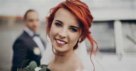 현대적인 꽃다발을 들고 있는 세련된 신부와 신랑이 거의 복고풍 차를 바라보고 있다 럭셔리 웨딩 커플 신혼 포즈 텍스트 공간 감정적 인 순간 여행 허니문 사진