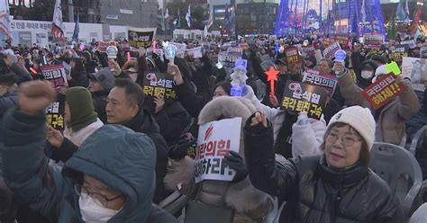 추위 속 밝힌 탄핵 응원봉 윤석열 파면 헌법재판관 임명