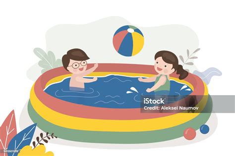 재미있는 아이들은 공놀이를 하고 작은 풍선 수영장에서 수영을 한다 여름철 물속에서 활발한 게임 수영복을 입은 미취학 아동 어린