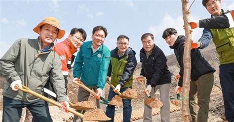 산청군 자체 식목일에 황매산서 나무심기 행사